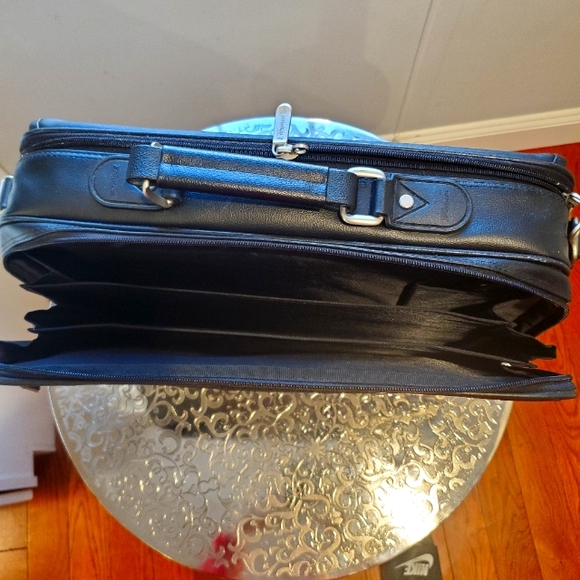 Targus | Bags | Targus Leather Universal Laptop Notebook Briefcase ...